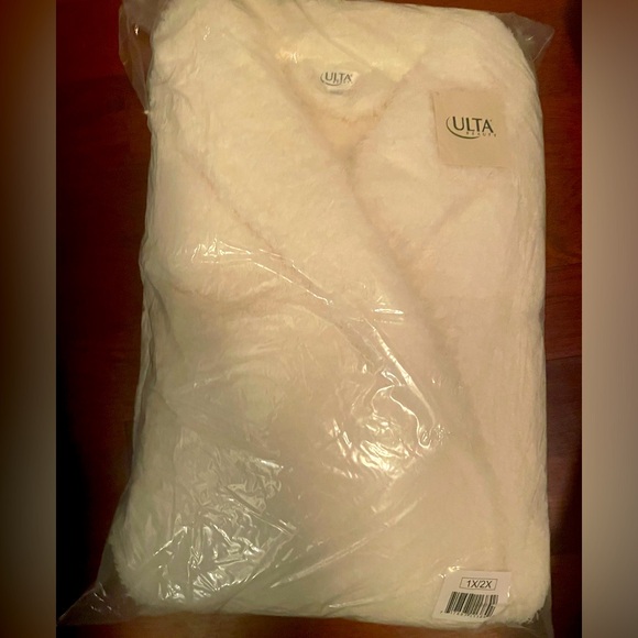 Ulta Beauty | Intimates & Sleepwear | Ulta Plush Robe | Poshmark